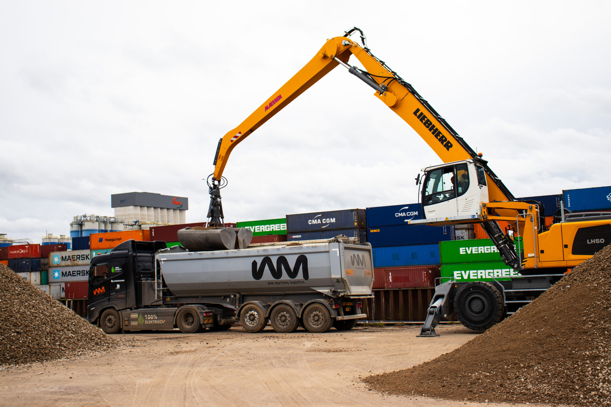 Transport von Recyclingmaterial zur Deichverstärkung in Bergen - Wim Martens Logistics